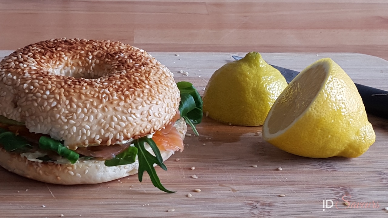Bagel saumon curry et crudités - Recette facile de bagel